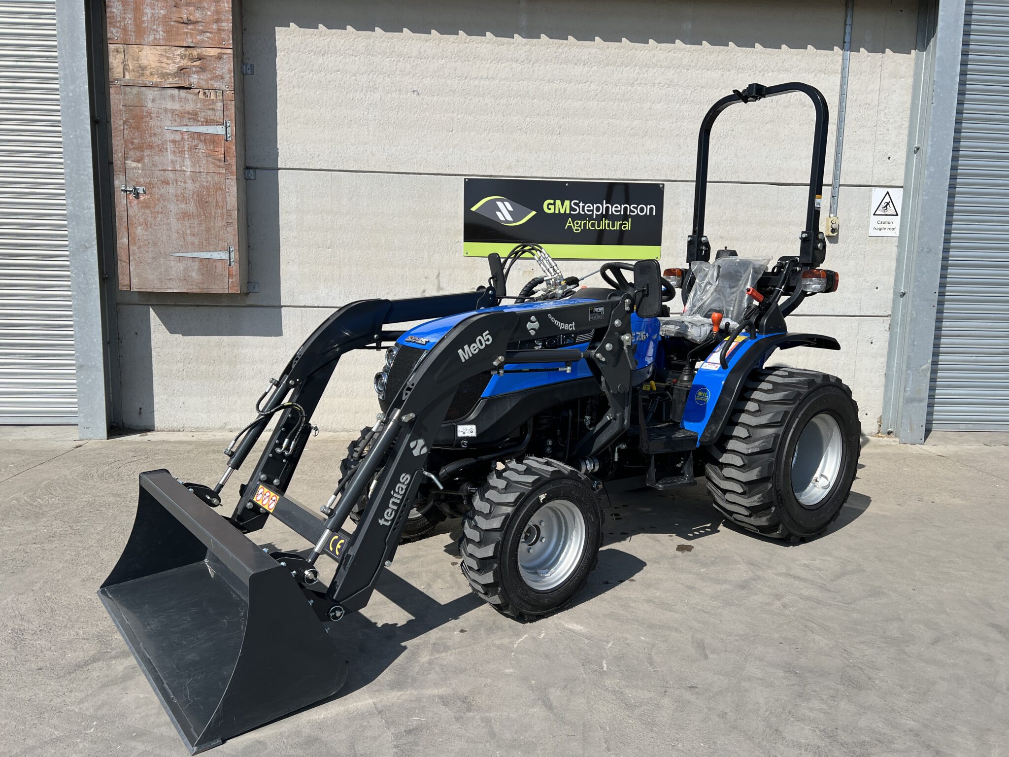 SOLIS S26+ C/W FRONT LOADER, ONLY 15 HOURS!! - GM Stephenson Ltd