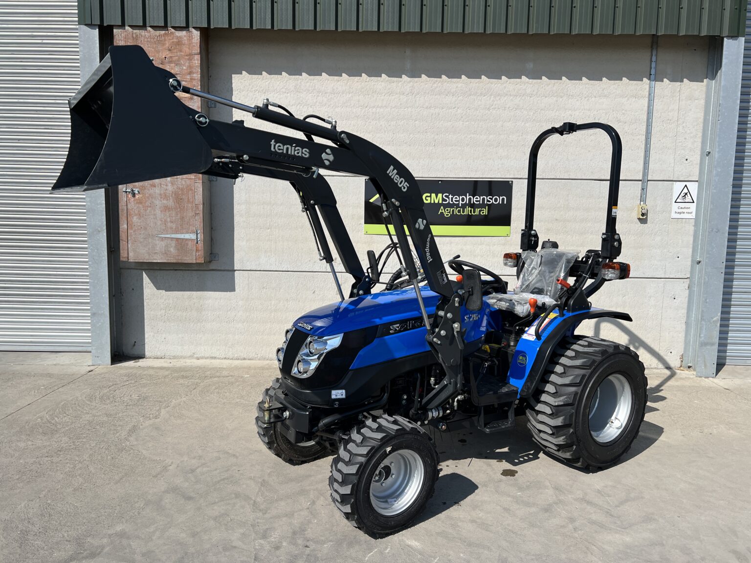 SOLIS S26+ C/W FRONT LOADER, ONLY 15 HOURS!! - GM Stephenson Ltd