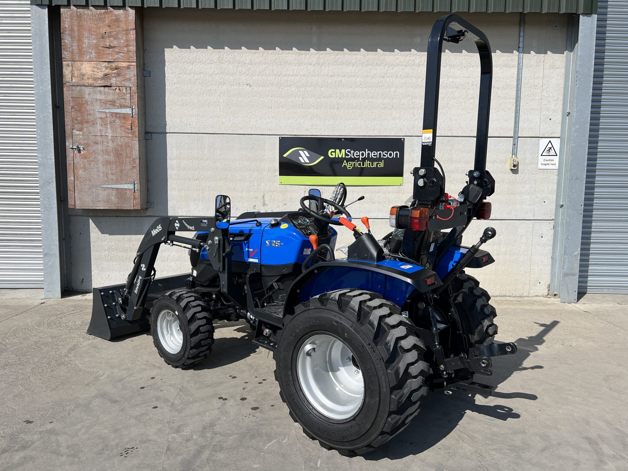 SOLIS S26+ C/W FRONT LOADER, ONLY 15 HOURS!! - GM Stephenson Ltd
