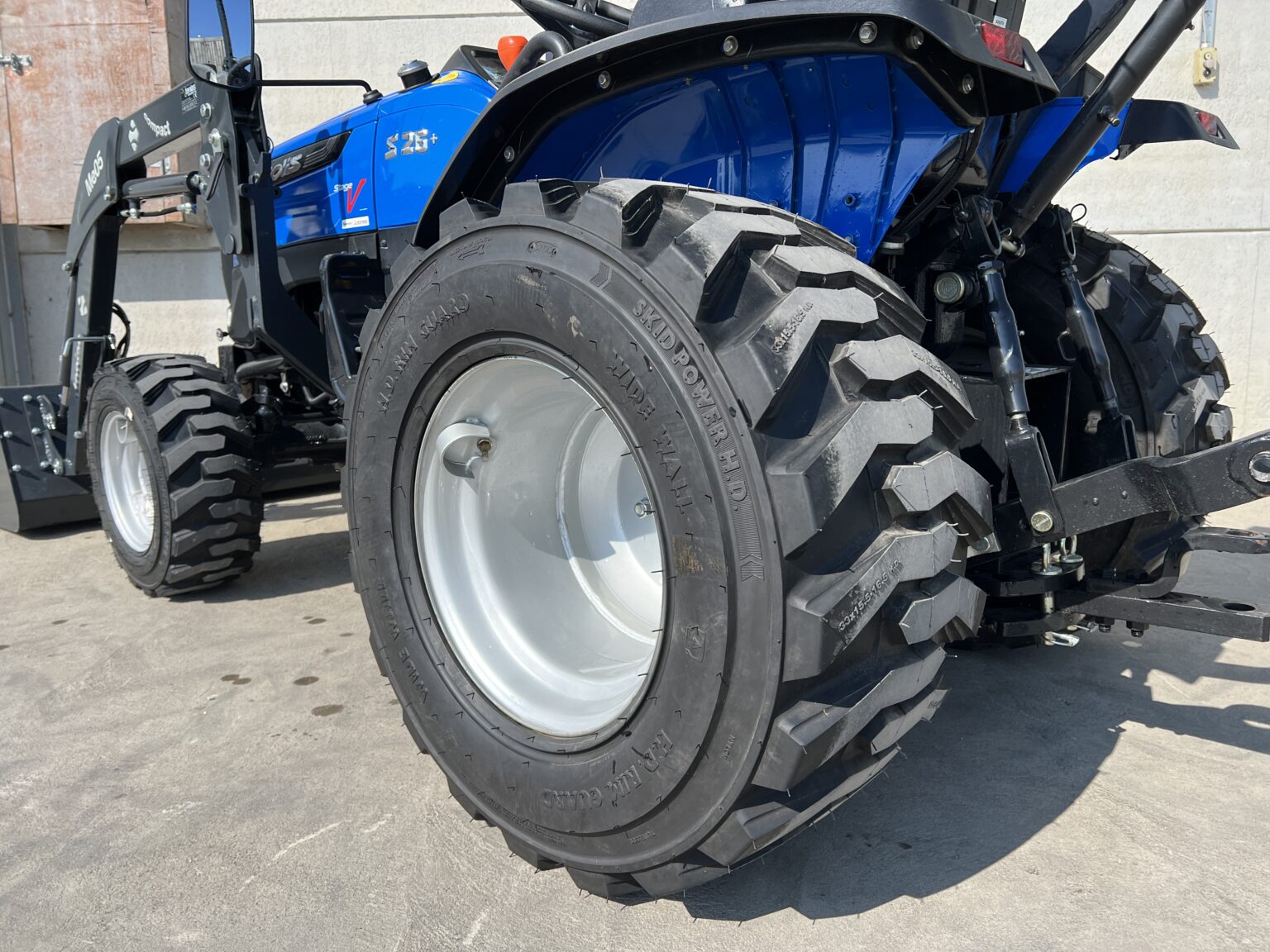 SOLIS S26+ C/W FRONT LOADER, ONLY 15 HOURS!! - GM Stephenson Ltd
